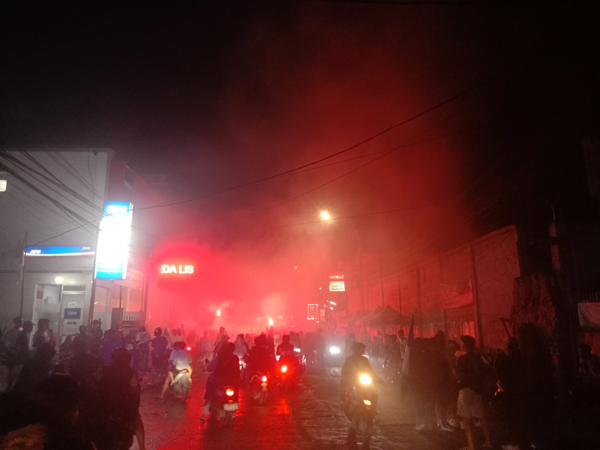 Majalaya Bergemuruh Biru! Anak Muda Tumpah Ruah Rayakan Kemenangan ...